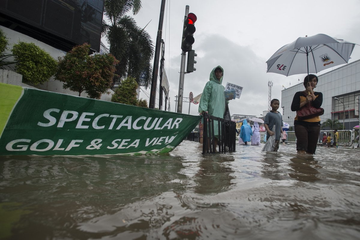 Heavy Rain Made Jakarta Flooding - Bali Group Organizer